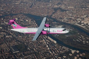 Azul pink ATR-72 promoting breast cancer awareness - The Aviationist