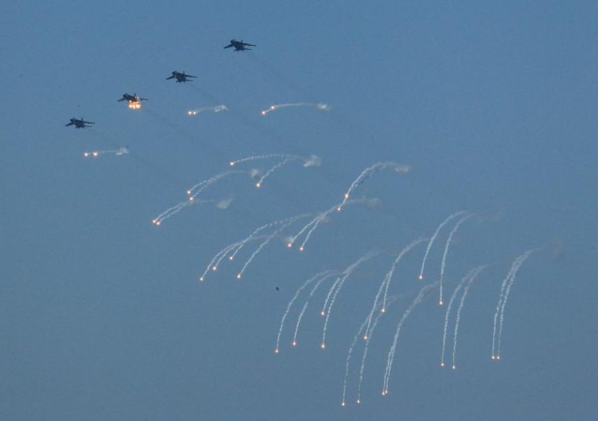 Chinese fighters' pyrotechnic performance during Russia - China war ...