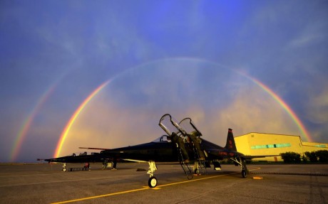 Photo: U.S. Air Force plane prepares for take off under giant double ...