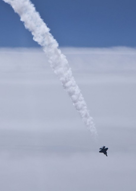 To be honest, this F-35 fighter jet High-AOA testing video has nothing ...