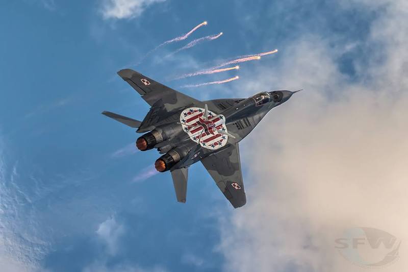 Some (rusty) Iranian Mig-29s on display at Tabriz airbase in new images ...