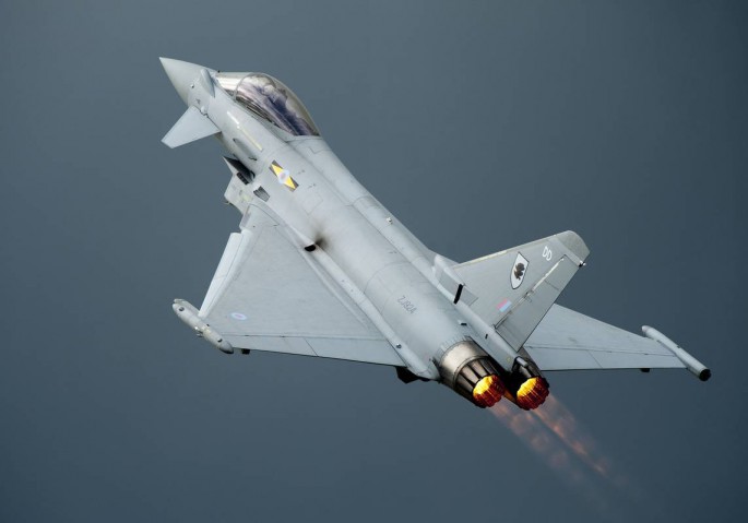 [Photo] Eurofighter Typhoon with stuck nose landing gear after take off ...