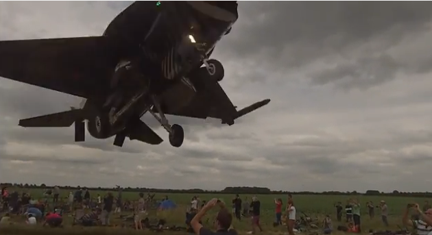 Incident a Barcelona airport caught on video: Airbus 340 runway ...
