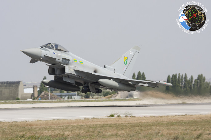 The fighter jet that can fly as a cargo plane: the F-16 VISTA (Variable ...