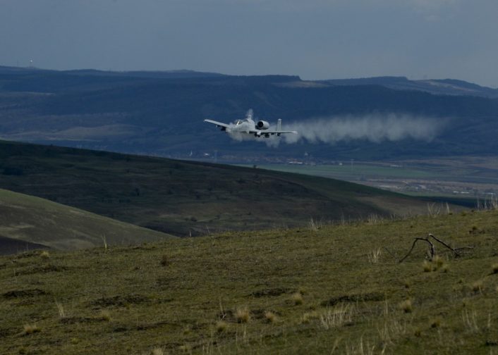 Impressive images of U.S. A-10 Warthogs firing 30mm gun on range. In ...