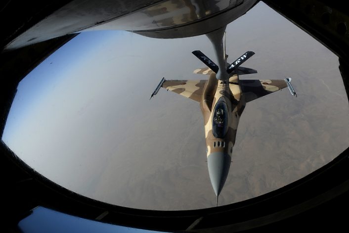 Here are some crazy cool shots of a Polish F-16 performing a "sunset ...