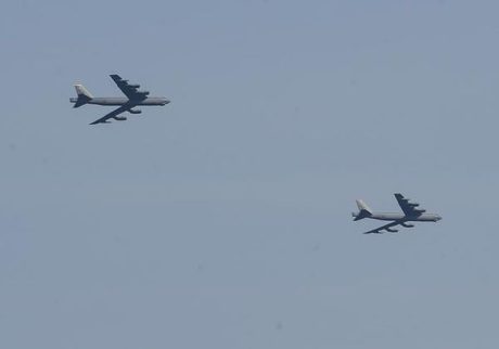Photos show B-52s loaded with mines for simulated massive naval mine ...