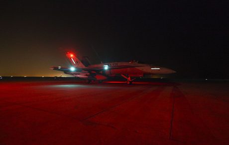Stunning photos of U.S. Marine Corps F/A-18 Hornets launching night air ...