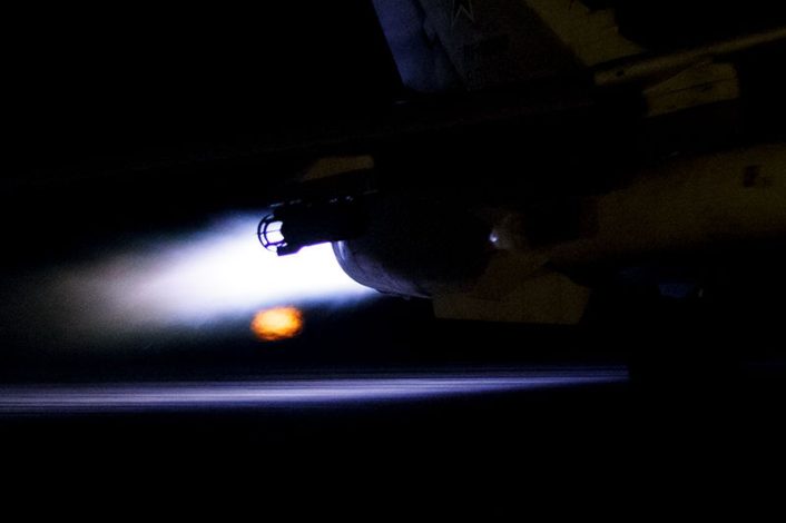 Impressive shots of Russian Su-24 and Su-34 jets launching at night ...