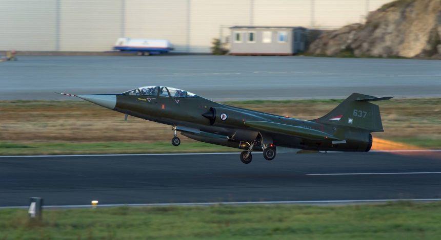Check out these stunning videos of the iconic F-104 Starfighter flying ...