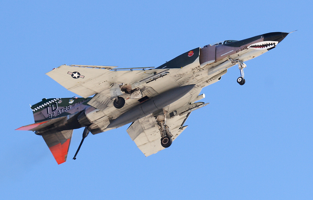 [Photo] U.S. F-4E Phantom's ultra-low final approach buzzes ...