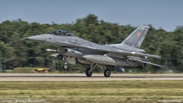 These Unique Photographs Show Some of The Coolest Radom Airshow 2015 ...