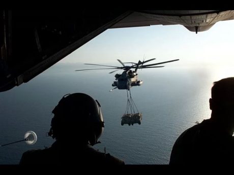 Watch this Impressive Video of Midair Refueling With a Three-Ton Sling ...