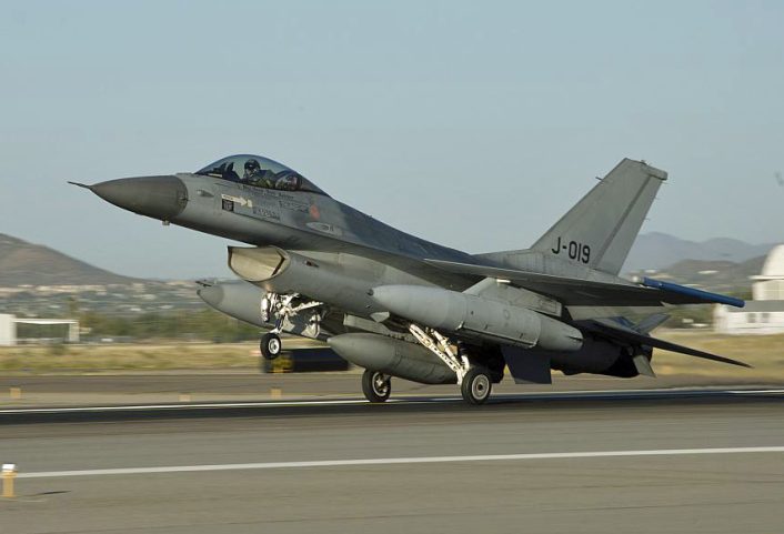 Inverted over the enemy: Mirage 2000 intercepts F-16 upside down - The ...