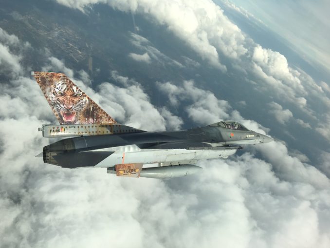 What’s It Like to Be Inside the USAF Thunderbirds “High Bomb Burst ...