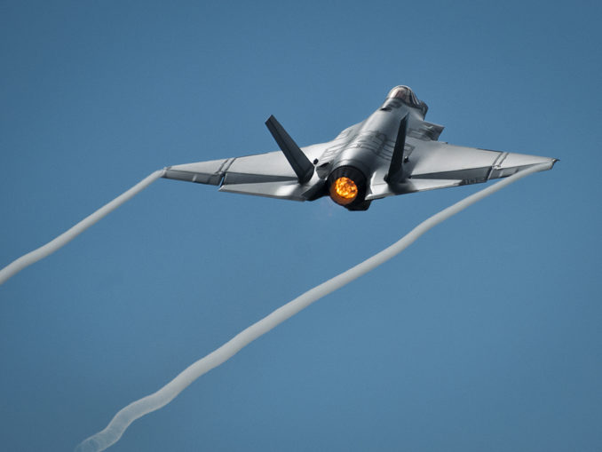 [Photo] F-14 Tomcat could land on carrier with missing radome, damaged ...