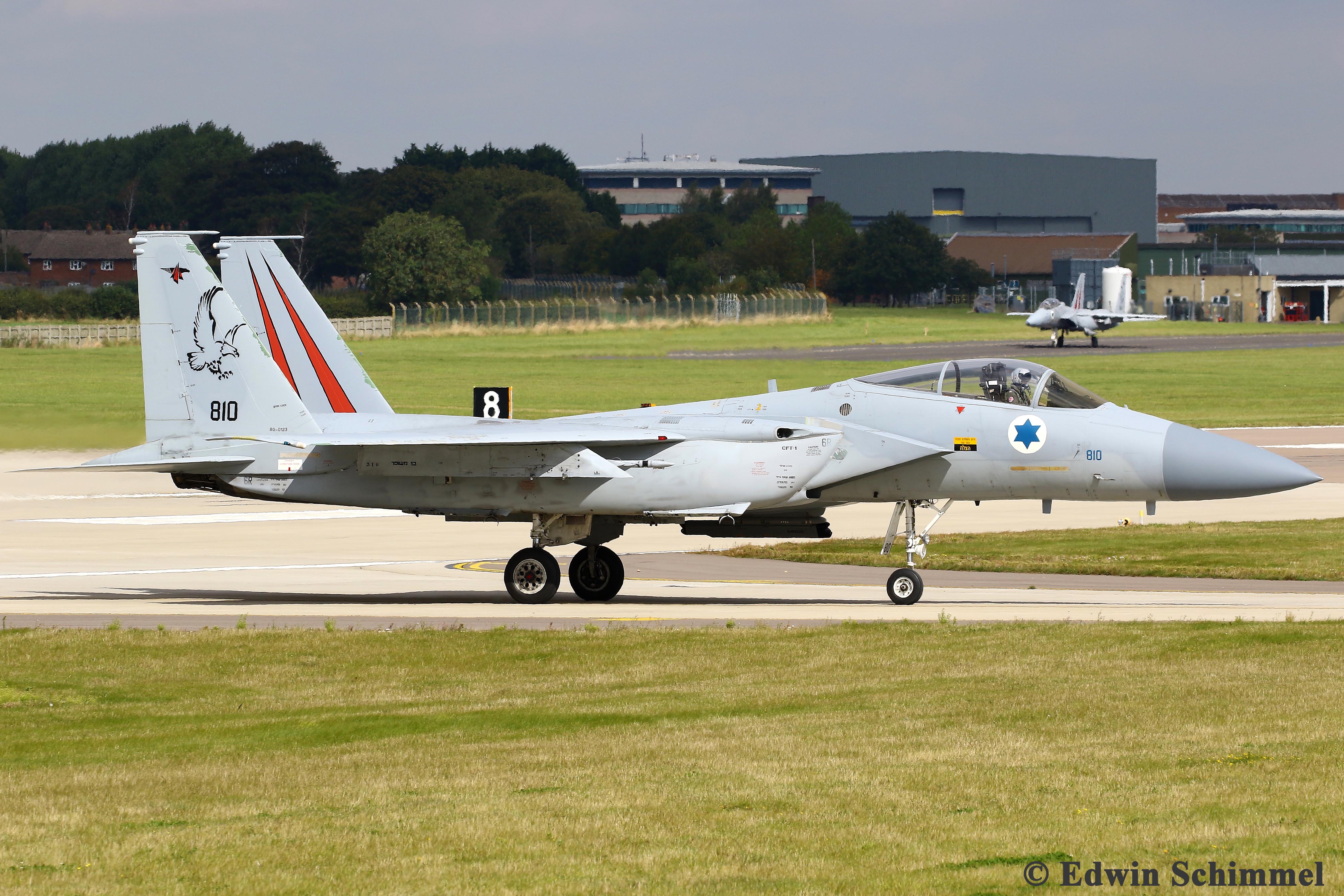 Watch a German Eurofighter Typhoon use the tailhook during emergency ...