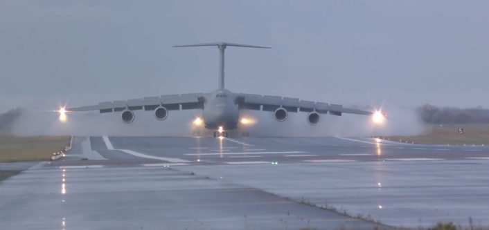 Video shows how enormous C-5 Galaxy's 28-wheel landing gear system ...