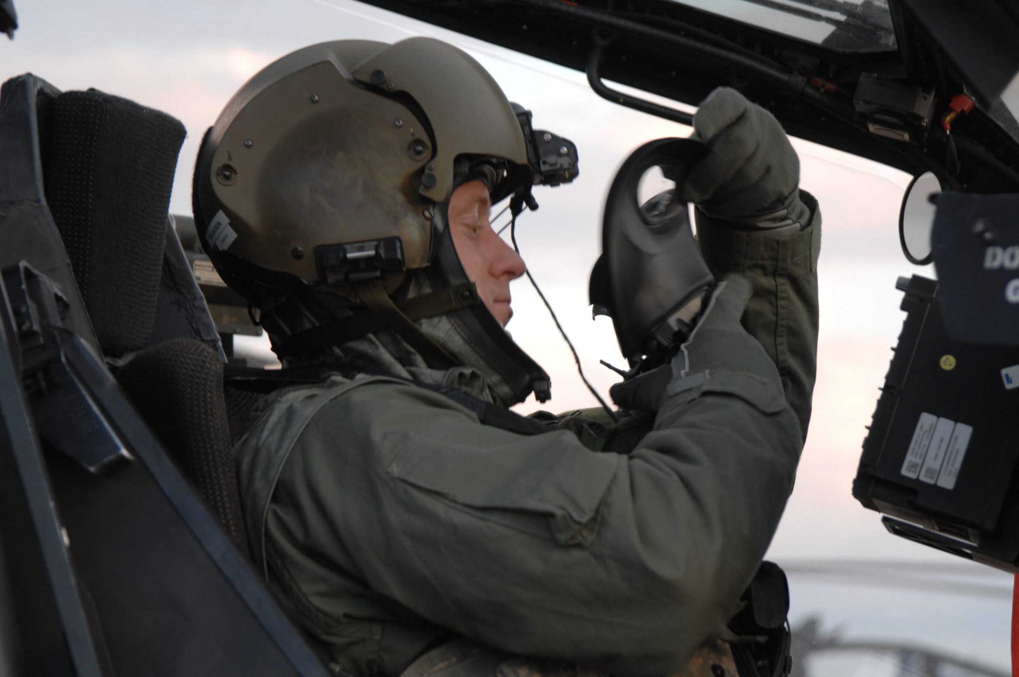 Check Out This Shot Of A U.S. Army AH-64 Pilot Wearing an MPU-6(V)/P ...