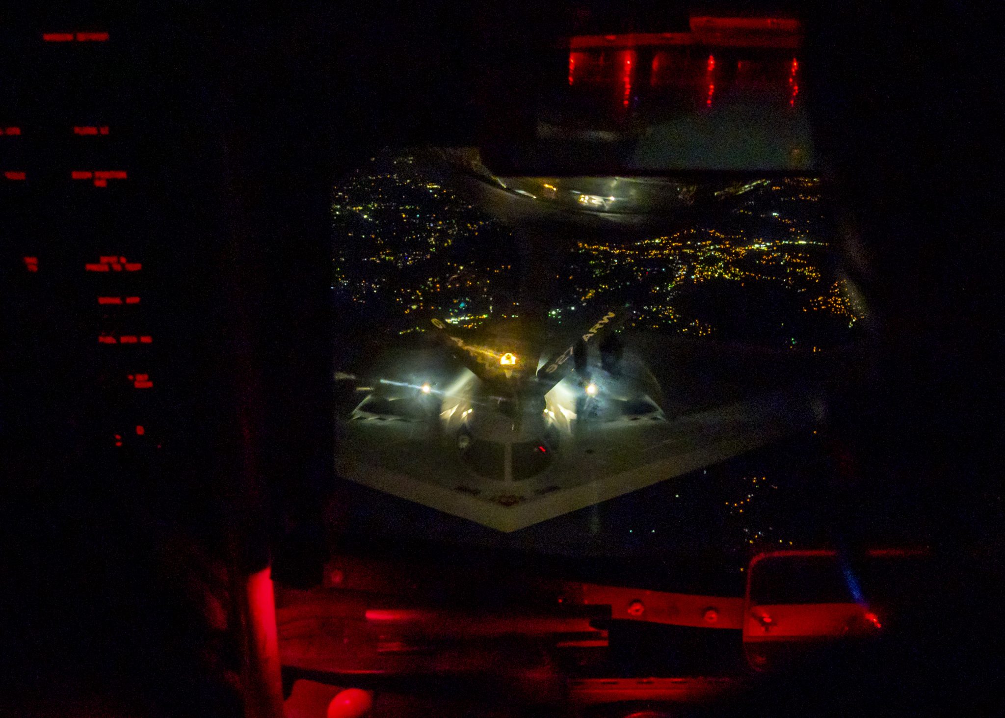 Check Out These Jaw-Dropping Shots Of The B-2 Spirit Refueling From a ...