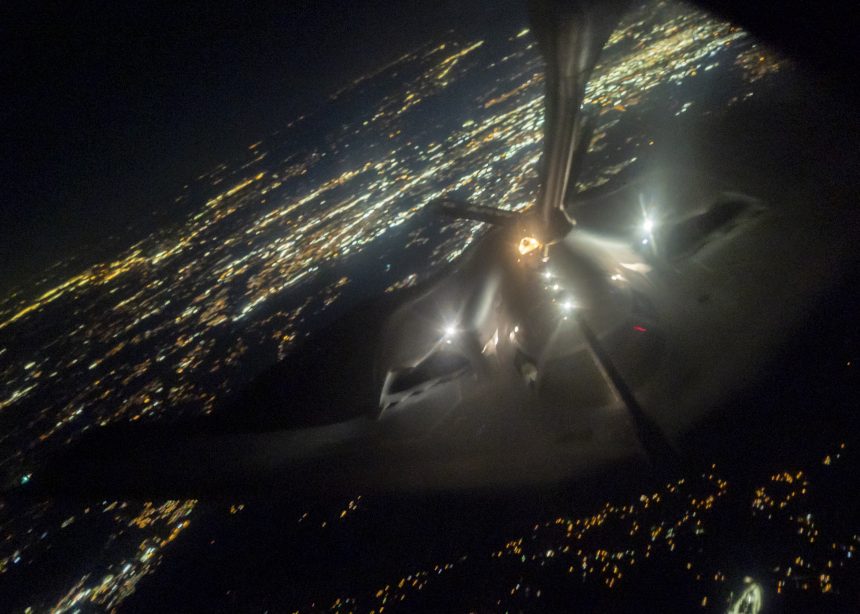 Check Out These Jaw-Dropping Shots Of The B-2 Spirit Refueling From a ...