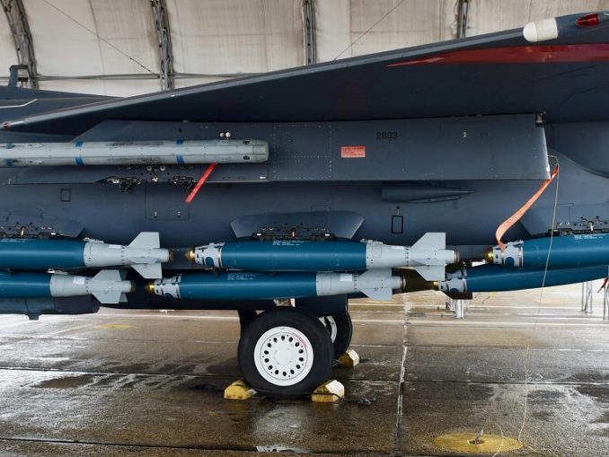 Rare image of a B-2 stealth bomber and its Massive Ordnance Penetrator ...