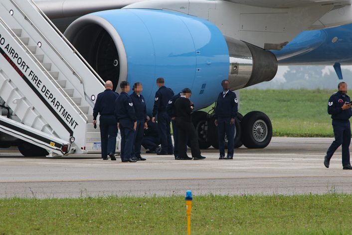 A Quick Look at the Boeing C-32A Flying as Air Force 2 Into Detroit And ...