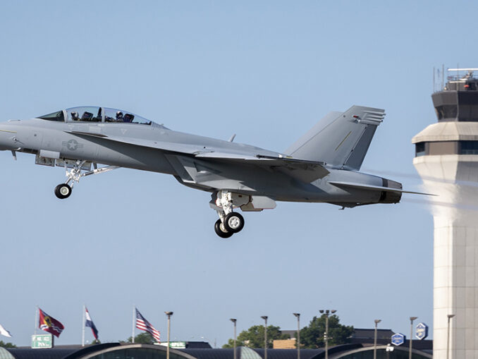 [Photo] Iranian P-3F maritime patrol plane "buzzes" U.S. carrier's ...