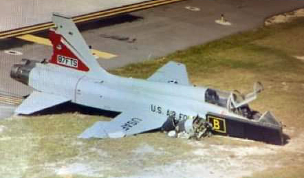 Two USAF T-38C Talons Crash, One Pilot Killed at Laughlin AFB - The ...