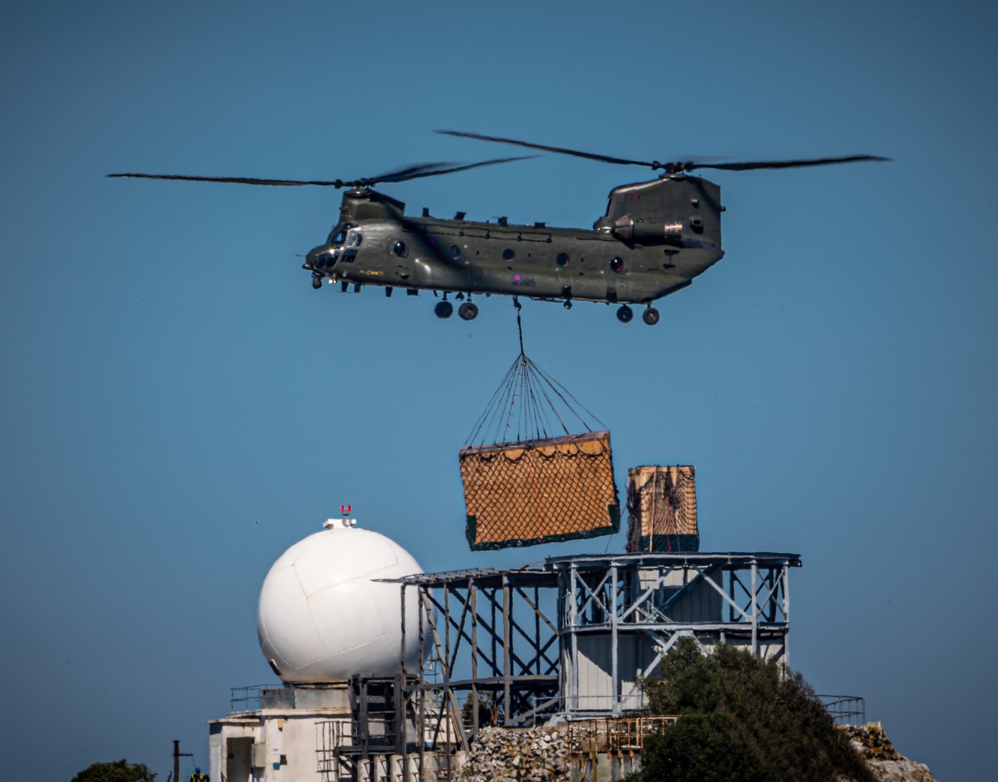 RAF Chinook Helicopter Airlifts Massive New Radar Onto The Top Of ...