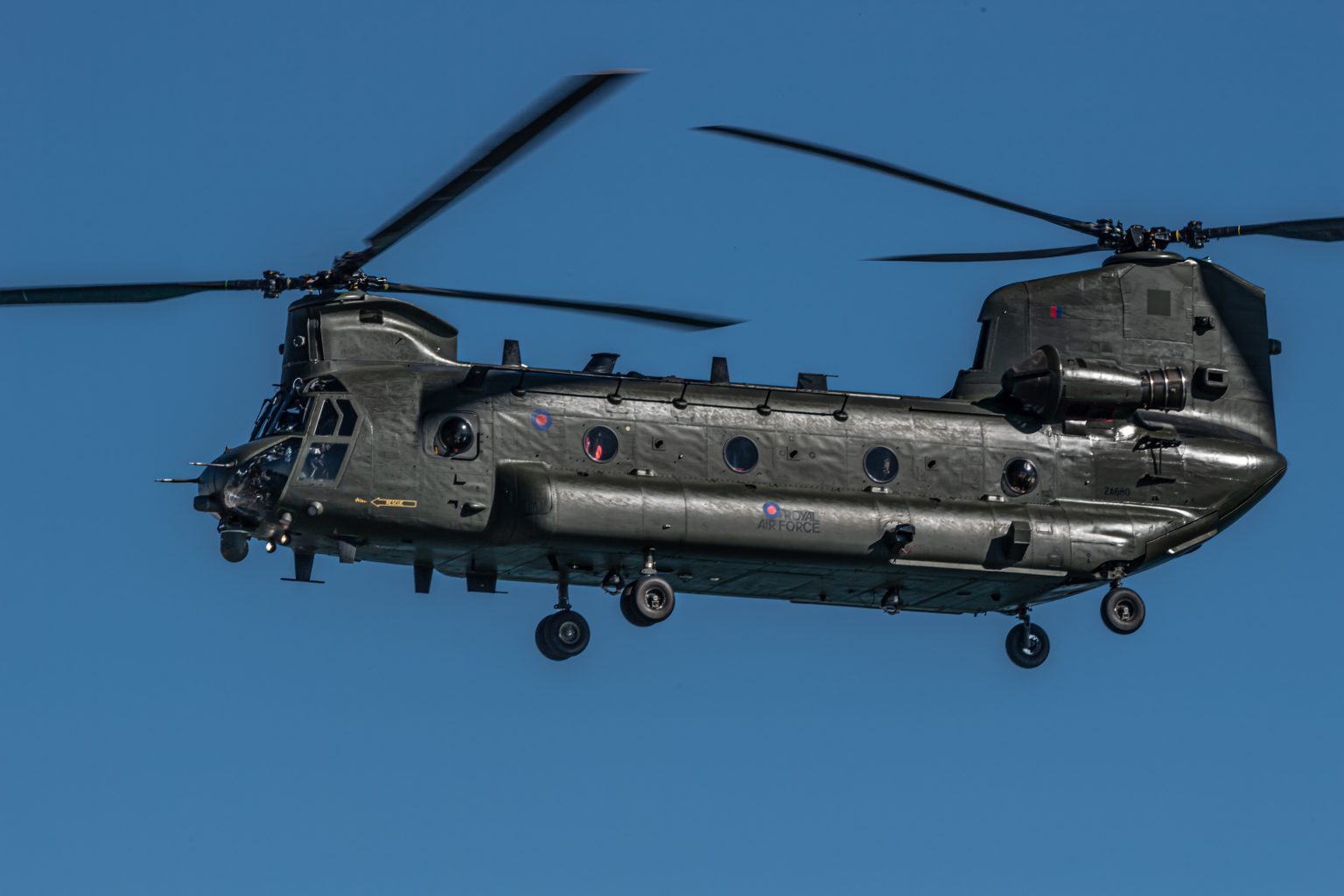RAF Chinook Helicopter Airlifts Massive New Radar Onto The Top Of ...