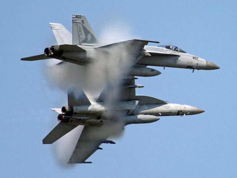 U.S. East Coast NAS Oceana Airshow Returns to Massive Crowds ...