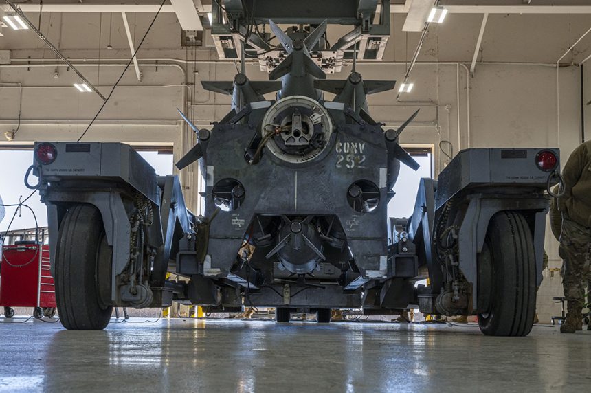 Pre-Loaded Bombs Installed On B-1B Lancer Bomber For First Time In 30 ...