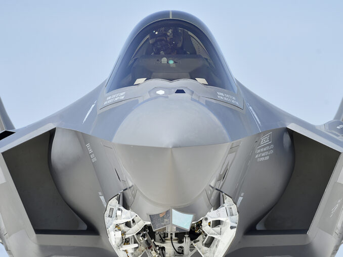 [Photo] Navy's first F-35C production model (in cool high-visibility ...