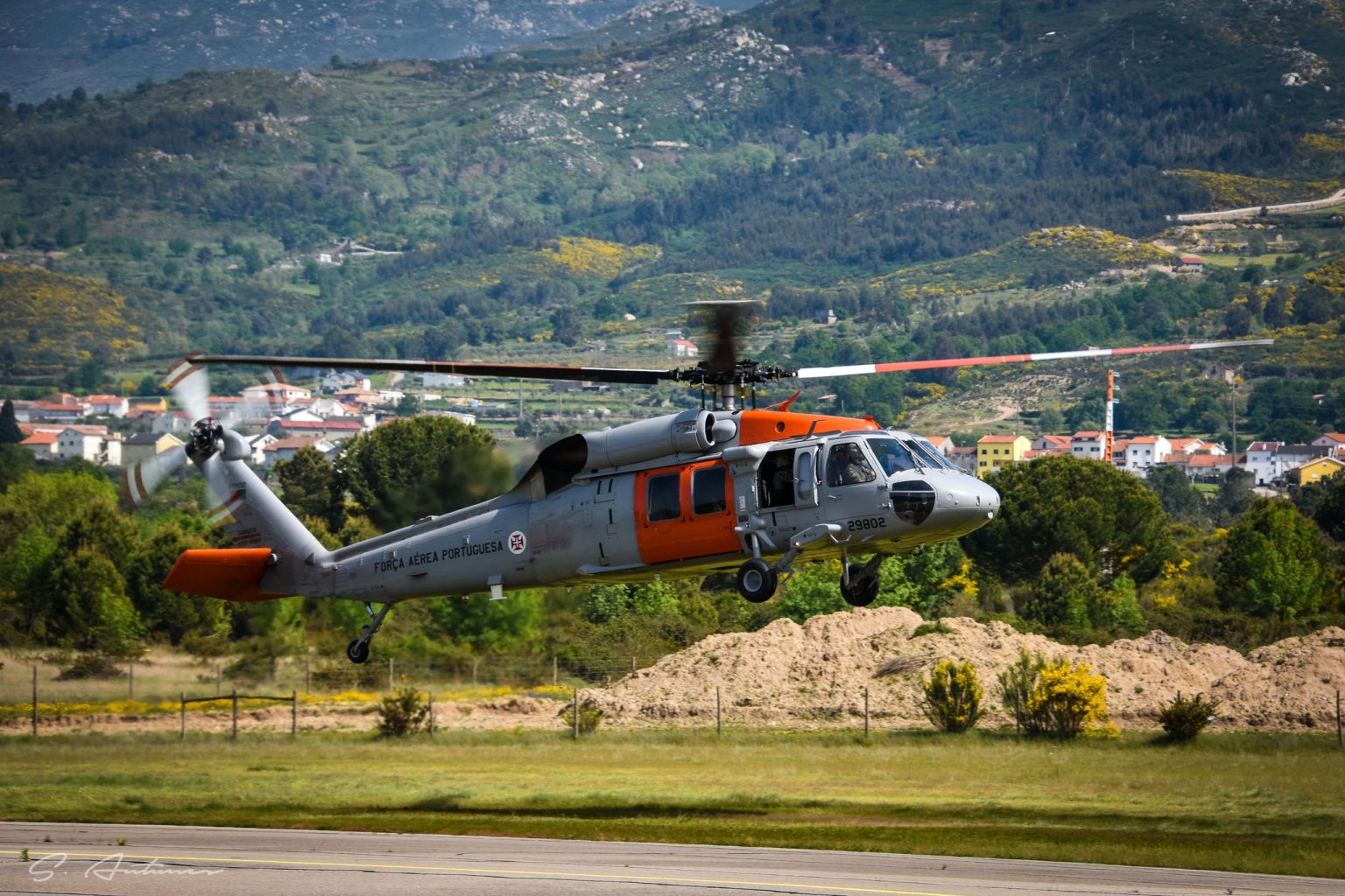 A Rare Look At The New Portuguese Firefighting-Capable Black Hawk ...