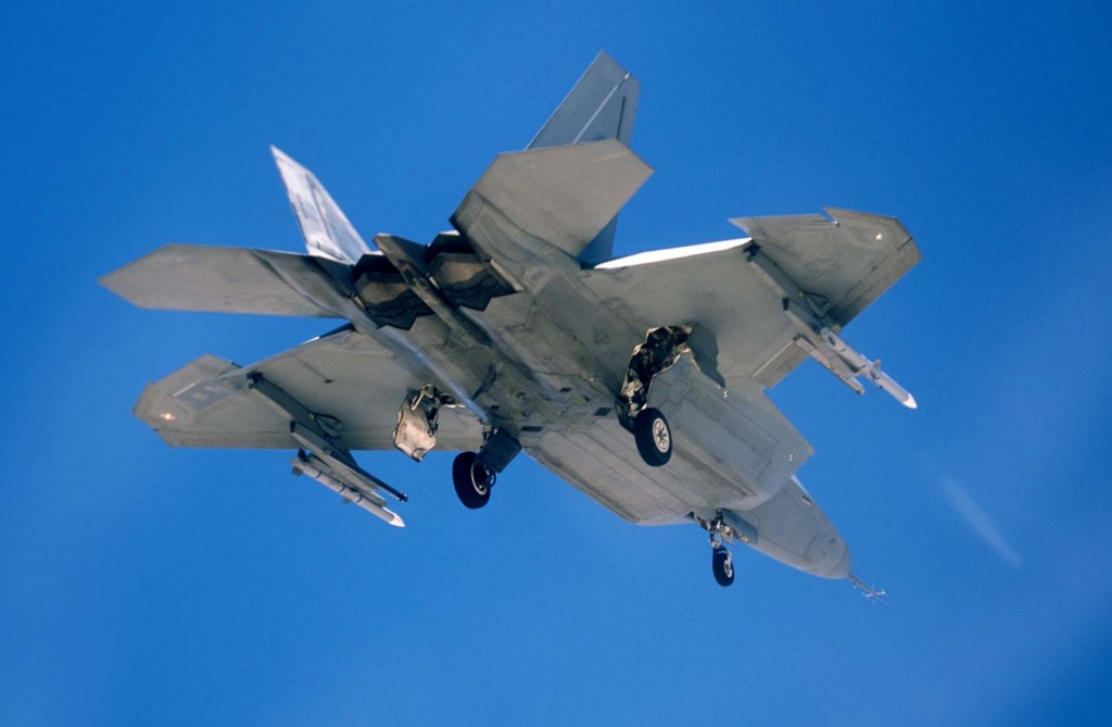 F-22 Raptor Spotted During Rare Flight With External AIM-120 Missiles ...