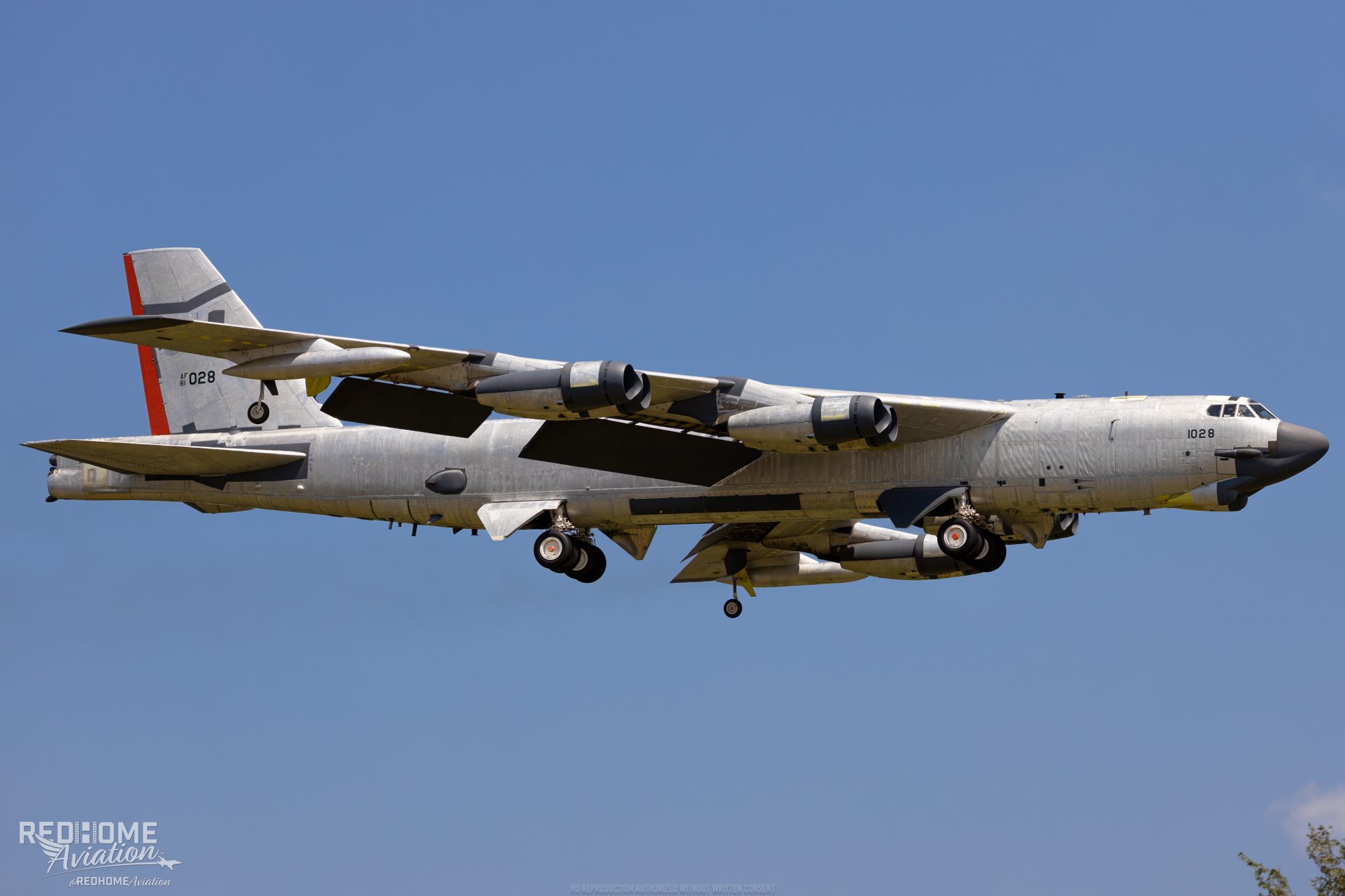 A U.S. B-52H Bomber Has Received An Incredible Throwback Color Scheme - The Aviationist