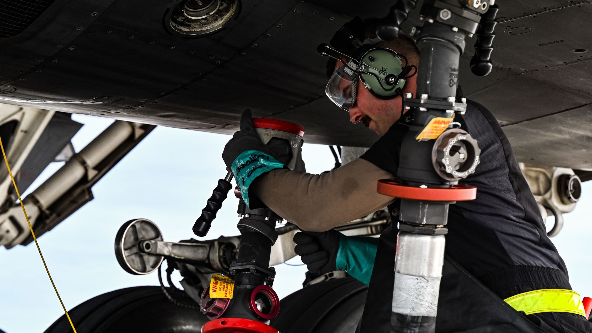 Grand Forks AFB Conducts the First Hot Pit Refuel of a B-1B Lancer in ...