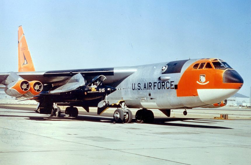 A U.S. B-52H Bomber Has Received An Incredible Throwback Color Scheme ...