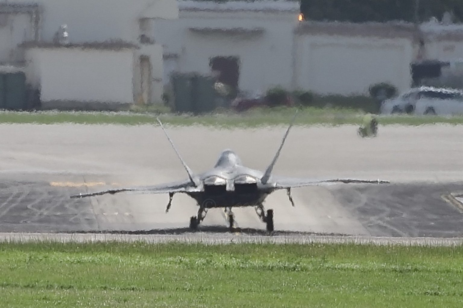 Unique Photos and Footage Capture an F-22 Raptor Aborting Takeoff After ...