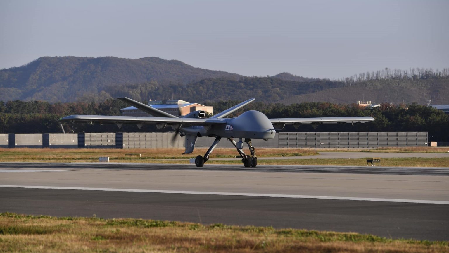 For the First Time, a General Atomics Gray Eagle STOL UAV Took Off from ...